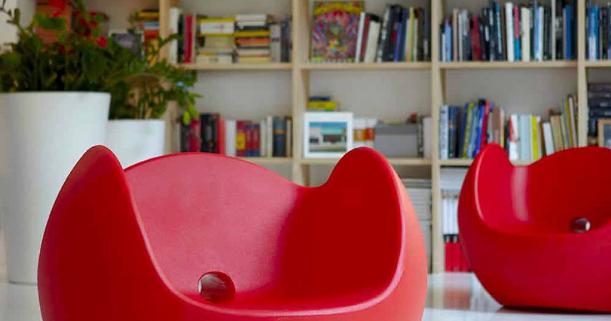 Poltrona a dondolo da esterno / interno di design Slide Blos, colorata